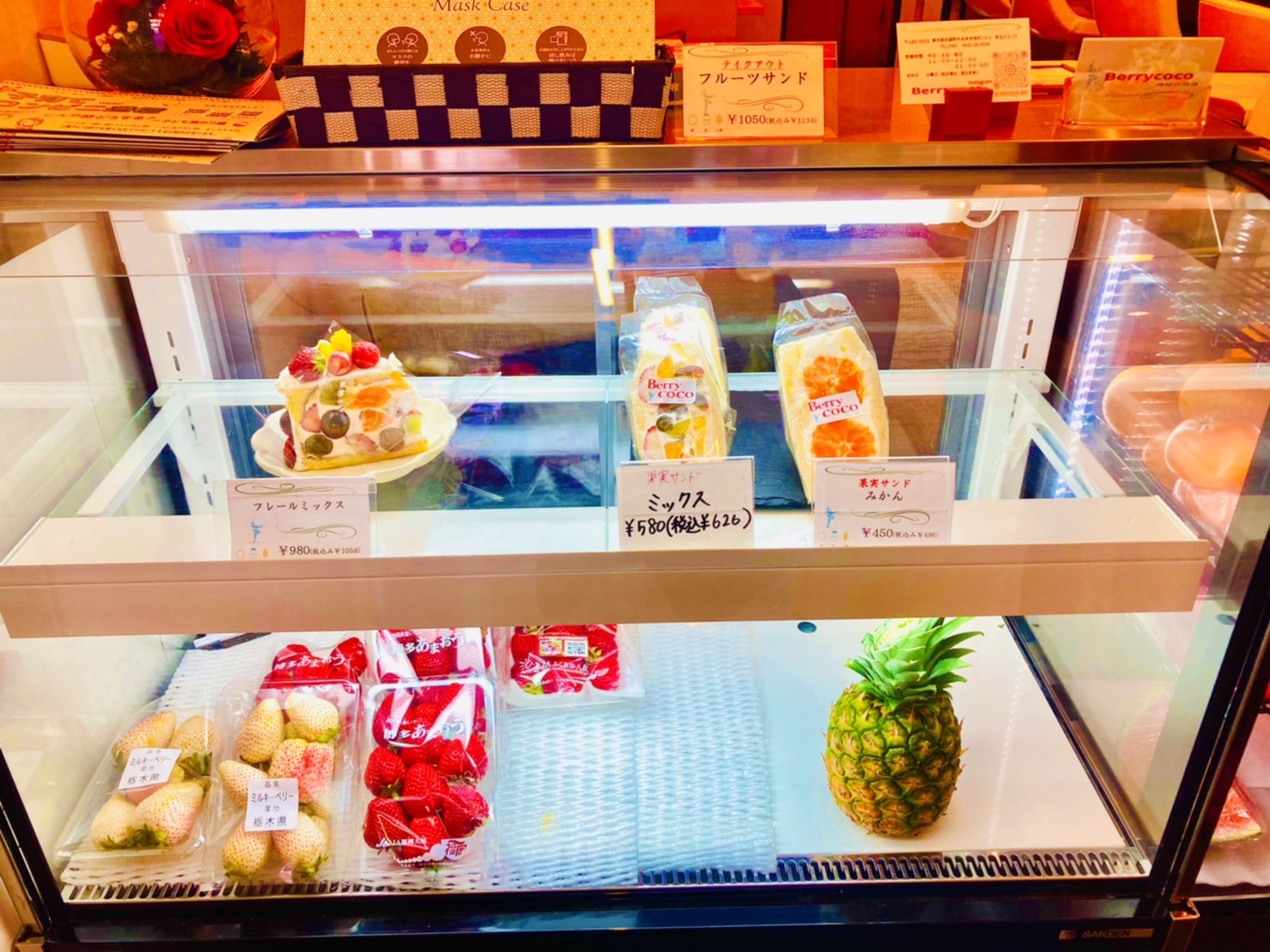 【隠れ家カフェ】吉祥寺「Berry coco（ベリーココ）」の華やかないちごパフェ | むーなび